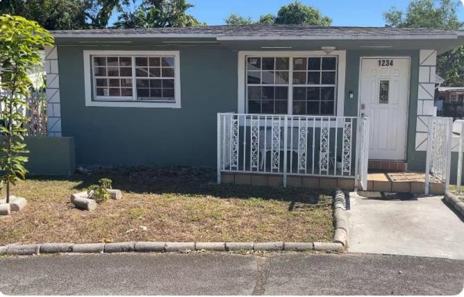 Simplicity1room - Surfside, FL