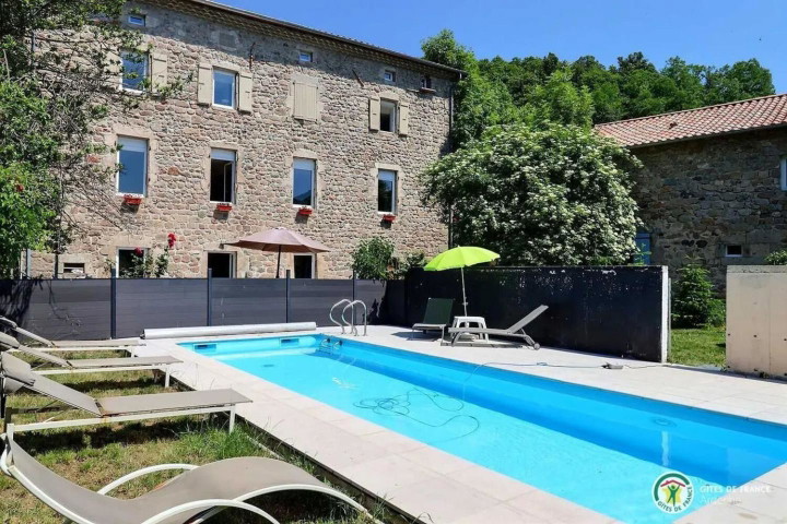 Maison Avec Piscine à Laviolle, 450 M² - Ardèche