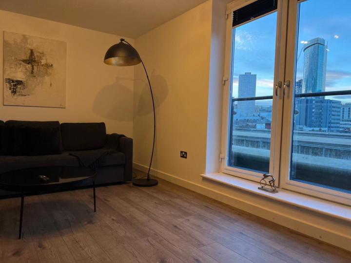 2 Bedroom Top Floor City View - Solihull