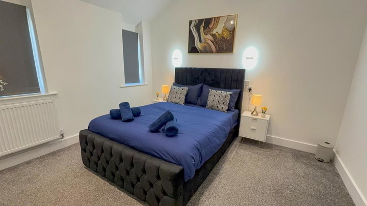 Cozy 5-bed Caldecott Stays-sleep 6 - Manchester