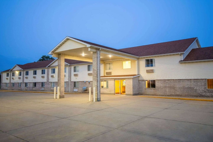 Days Inn By Wyndham Evansdale Waterloo - Waterloo, IA