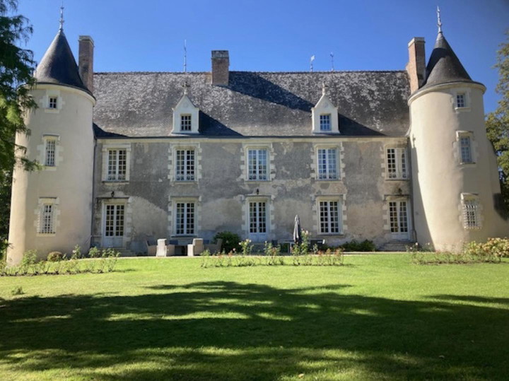 Château Des Archevêques Avec Parc Dans Un Village - Frankreich