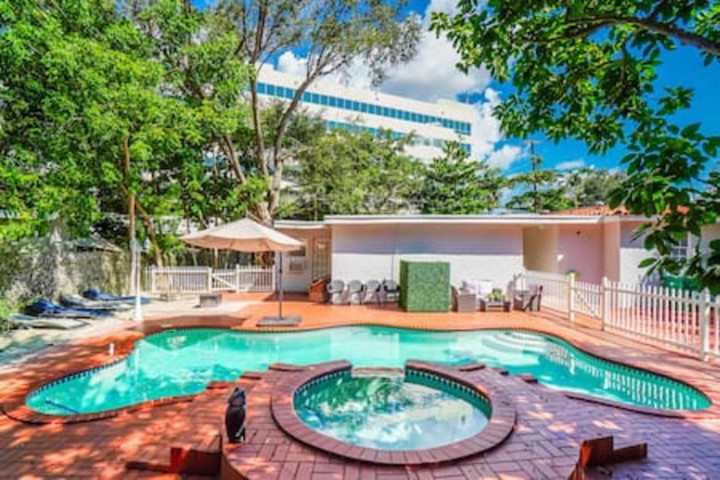 2710 · Heated Pool 7 Beds 5 Baths Sleep 15 Park 4 Car - Miami