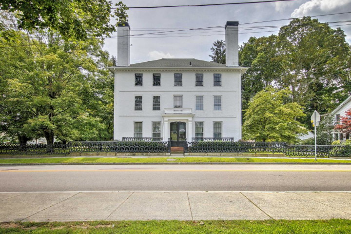 Elegant Norwich House W/ Billiards Room & Ballroom - Norwich, CT