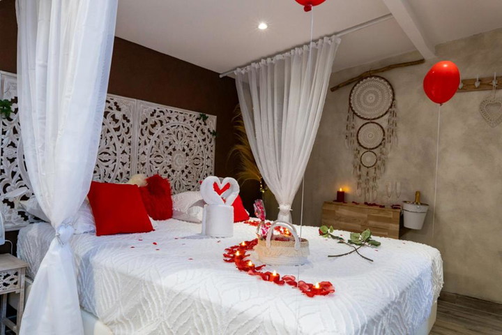 Une Clé Pour Deux - Chambre Romantique Avec Patio & Spa Privatifs - La Ciotat
