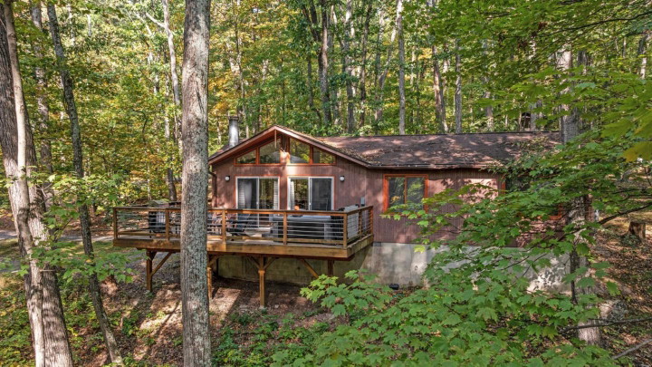 Wooded Nest, Cozy 3br Chalet Near Spas, Downtown Berkeley Springs & Hiking - 西維吉尼亞