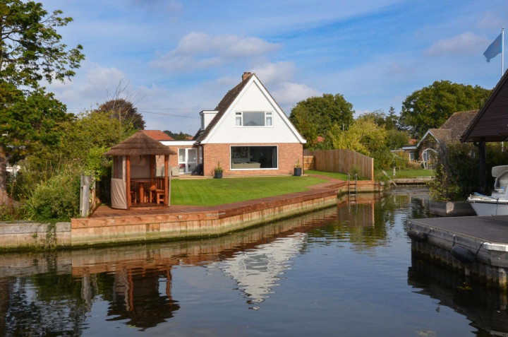 Coots - Beautiful Property In The Heart Of Wroxham Sits On The Waterside - Wroxham