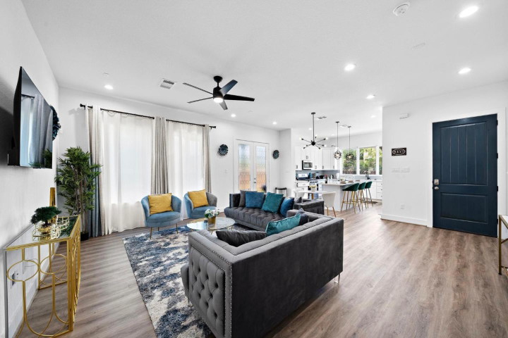 Cozy Home Near Medcenter, Uptown, & Downtown - Houston, TX
