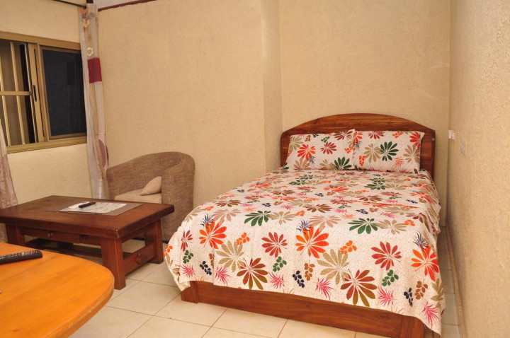 Appartement Lomé Togo Spacieux Et Meublé 4 Min De L'aéroport Wifi Et Espace Aéré Gratuit Eau Chaude Compteur Electrique Personnalisé Gaz Butane Disponibles Dont Chargement à Charge Du Voyageur - Lomé