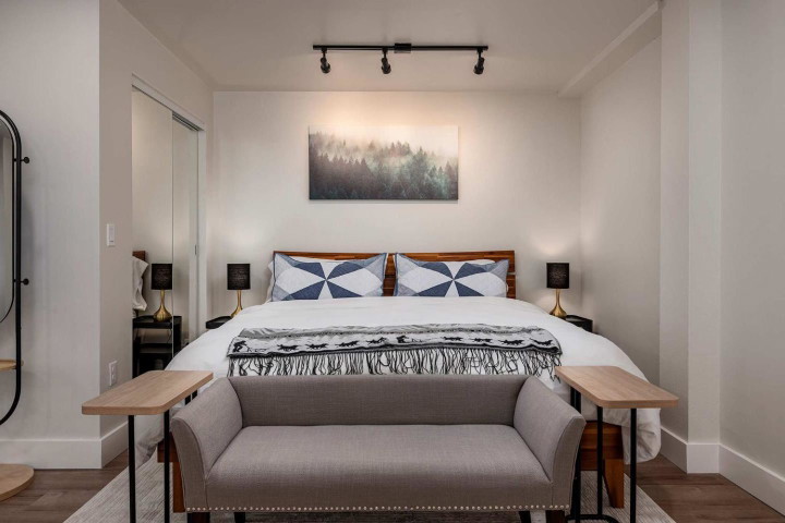 Stylish Downtown Anchorage Stay- King Bed Plus Kitchen - Anchorage, AK