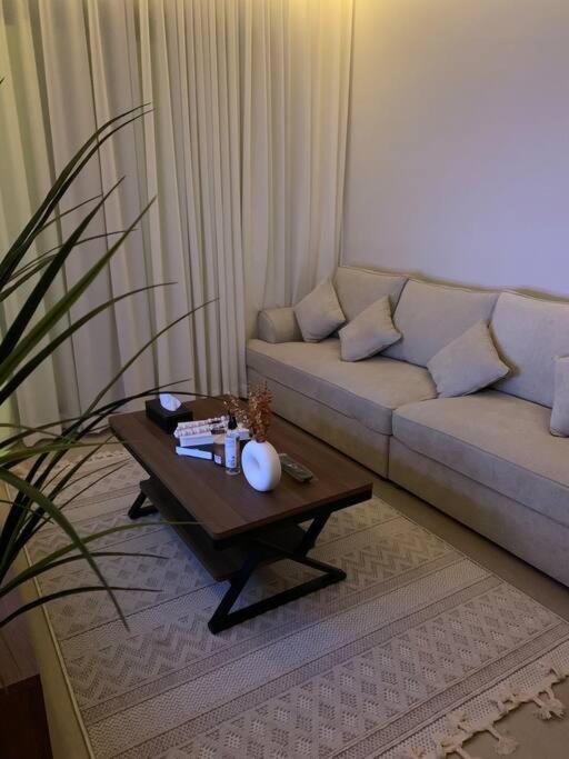 شقة جديدة ومميزة بحي الملقا - Riad