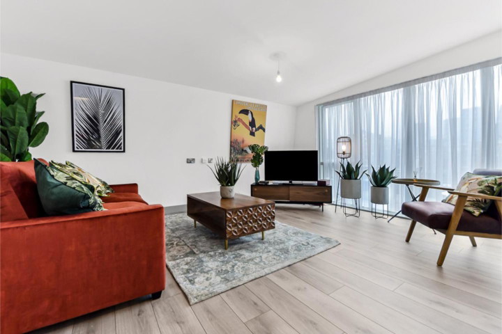 Earthy Elegance: Nature Inspired Flat In Prime Location - London