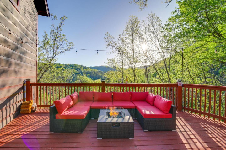 Saltwater Pool & Mtn-view Deck: Pigeon Forge Cabin - Wears Valley, TN