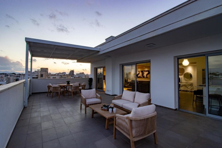 Top Floor Gem: 3br, Huge Veranda - Nicosia