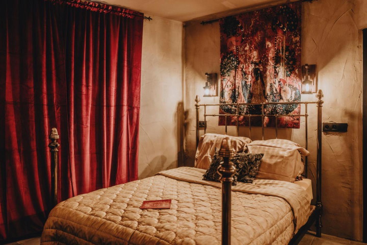 Le Fantôme De Berthe Logement-attraction Insolite - Tenneville