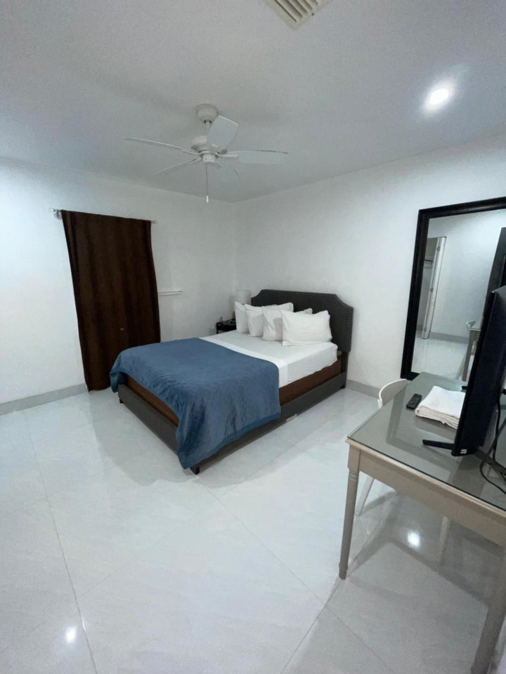 Bedroom With Sharing Bathroom - Delray Beach, FL