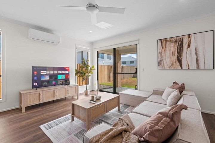Brand New 2 Living Areas Ev Charger Double Garage - MacLeay Island