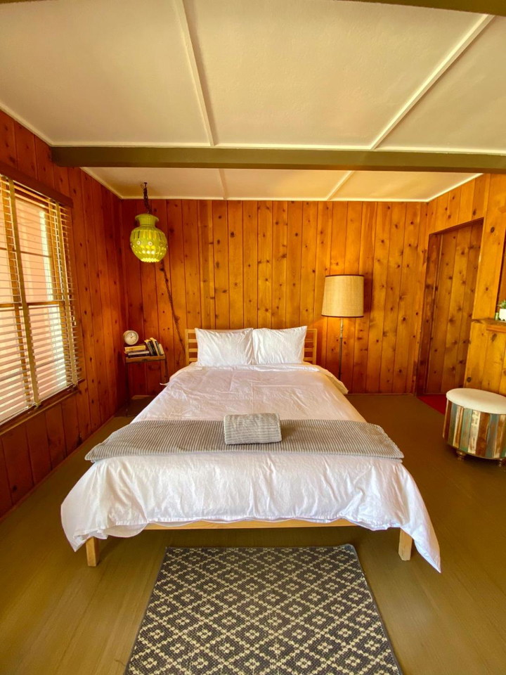Room 8 - Downtown Joshua Tree Motel - Pet Friendly - Walk To Shops & Visitor Center, Minutes To Park Entrance - Joshua Tree National Park