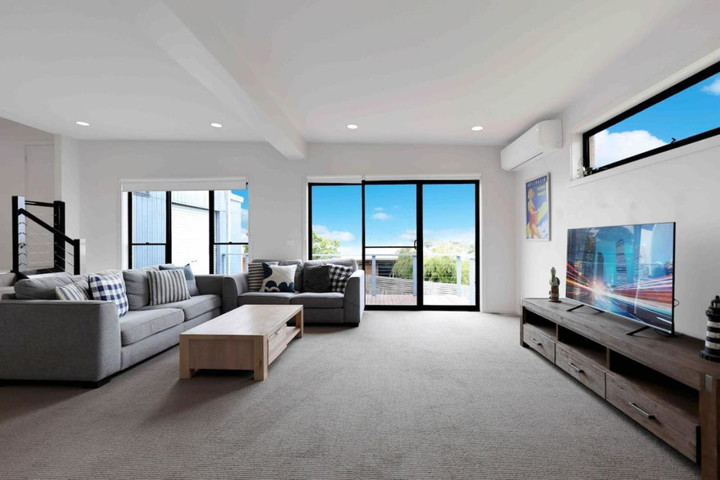 Ocean Escape- 5 Bedroom, 3 Bath- Sleeps 11 - Point Lonsdale