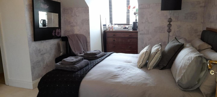 Double Bed In Loft Space With En Suite - Loughrea