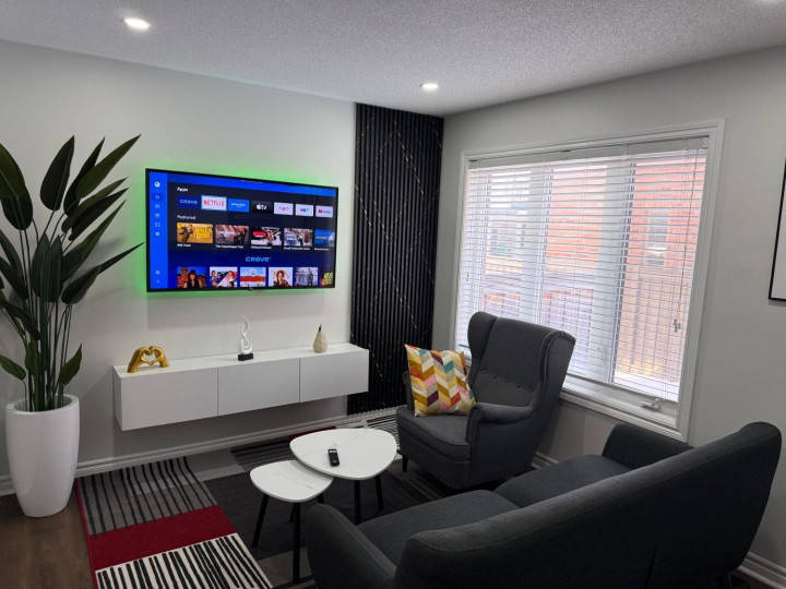 Cozy Private Two-level Suite In Brampton With Separate Entrance And Living Area On Main Floor - Brampton