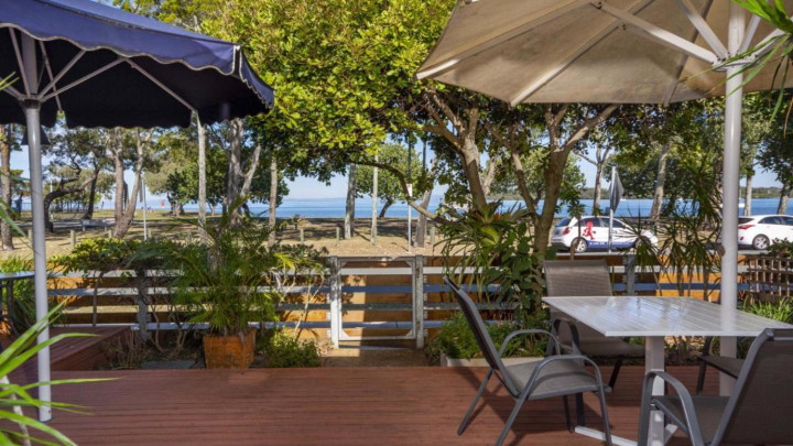 Modern Luxury Across From The Water - Brisbane