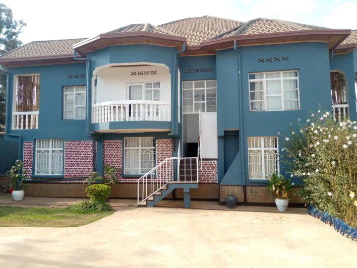 House - Sleeps 12 - Garden - Parking - Pets Ok - Kigali