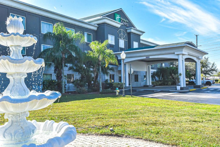 Holiday Inn Express & Suites Cocoa By Ihg - Cocoa, FL