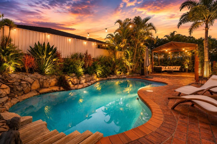 Resort-style Family Retreat With Pool & Views - Wollongong