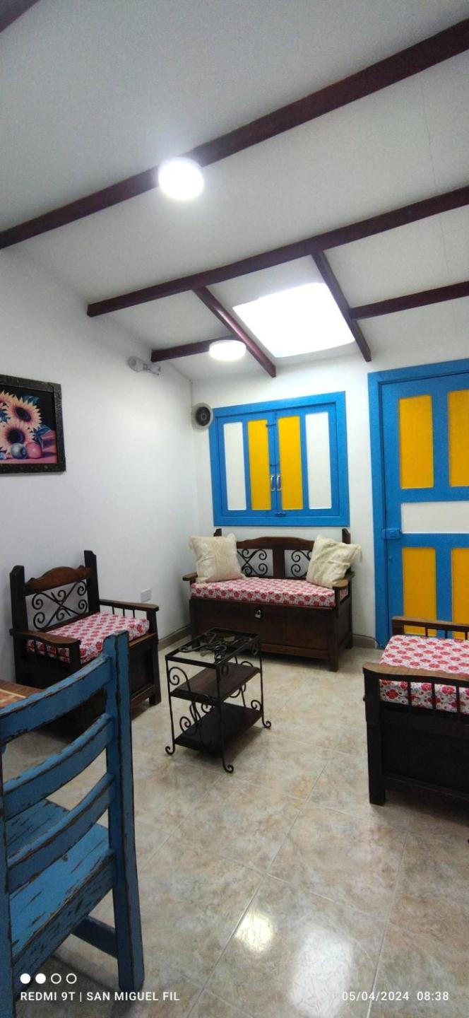 House 5 Blocks From Main Park, Private - Filandia