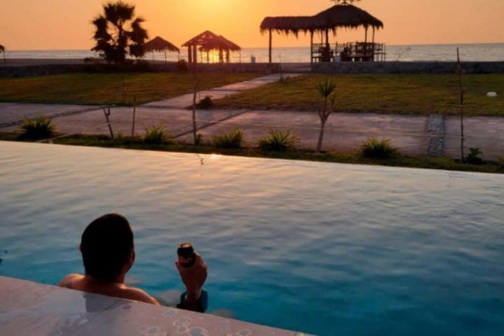Hermosa Casa En Primera Fila Frente Al Mar Con Piscina - Perú