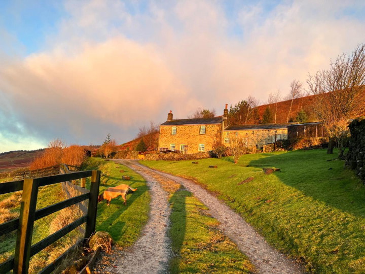 Luxury Cottage Above Embsay Reservoir With Sunrise-to-sunset Views - Skipton