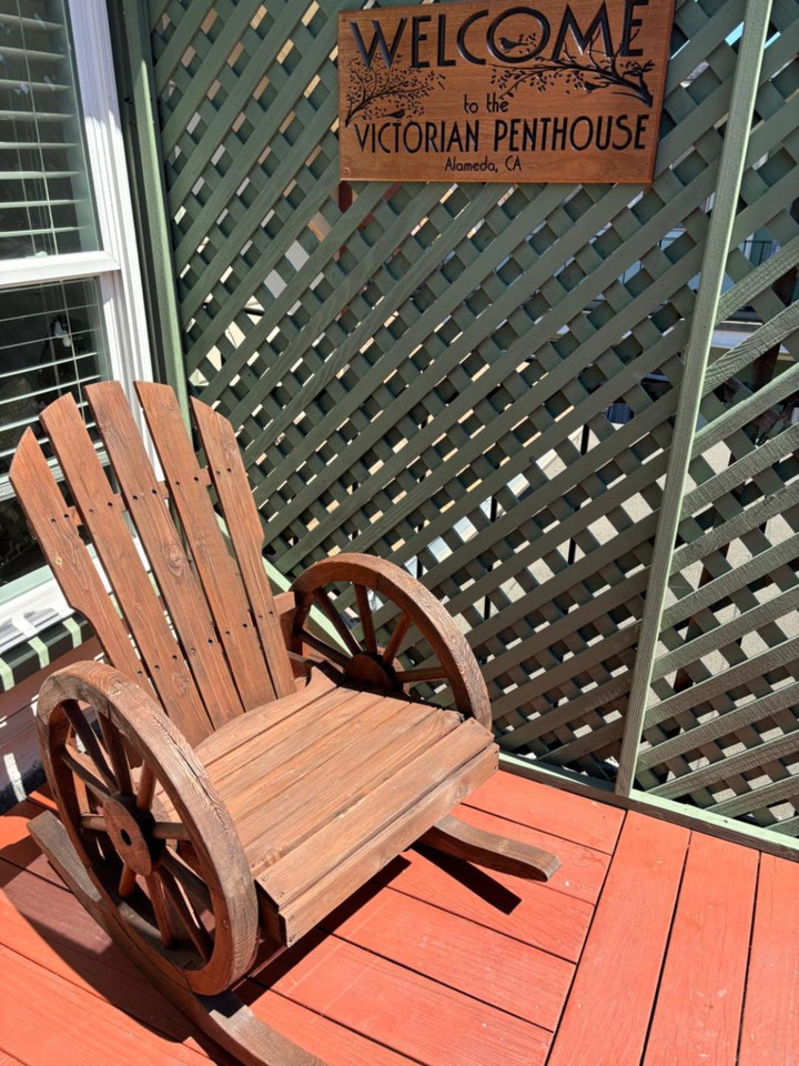 Alameda 3br Luxury Penthouse 2 Blocks To Downtown 3 Blocks To The Beach Ac And 2 Free Parking Spaces - Oakland, CA