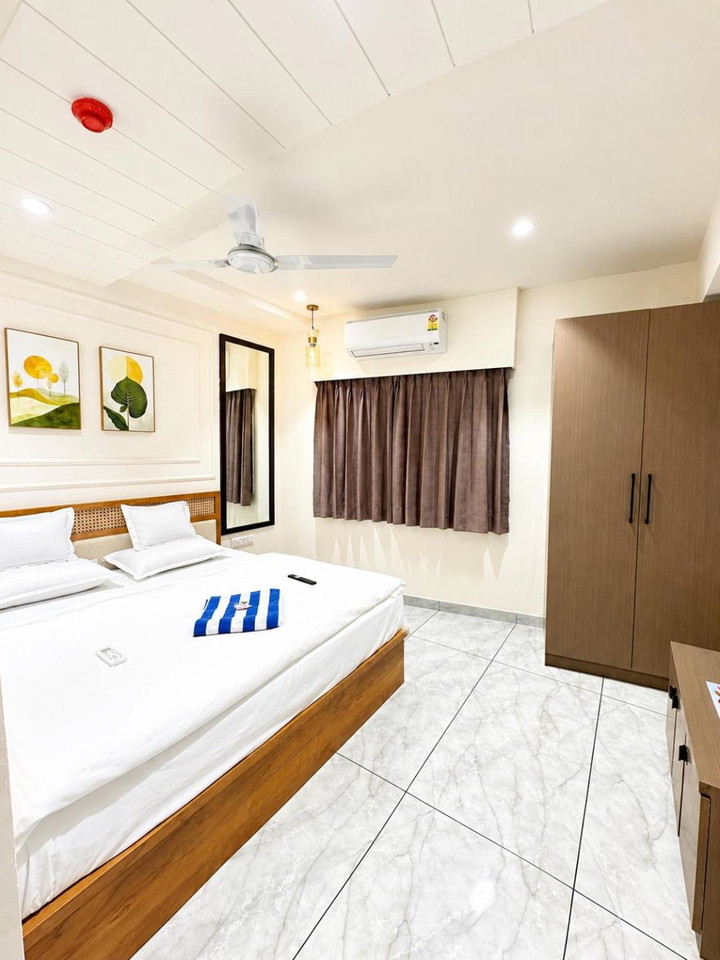 Hotel Crown Palace - Surat