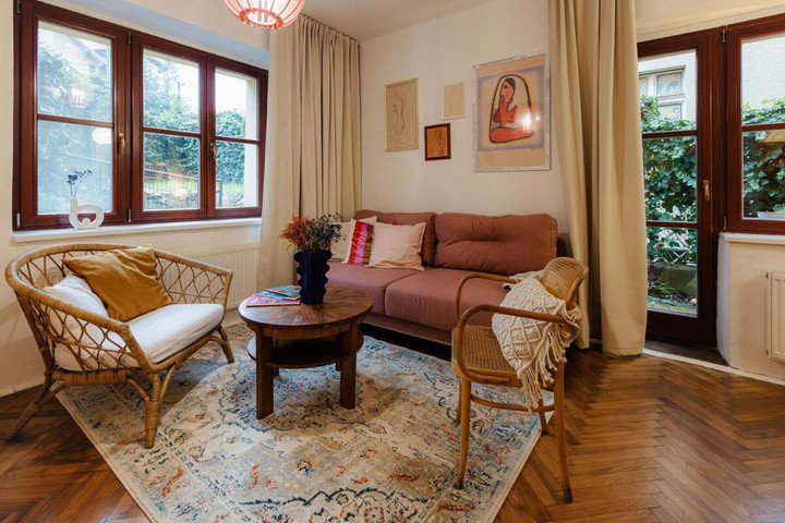 Charming Vintage Apartment With A Private Patio - Bratislava