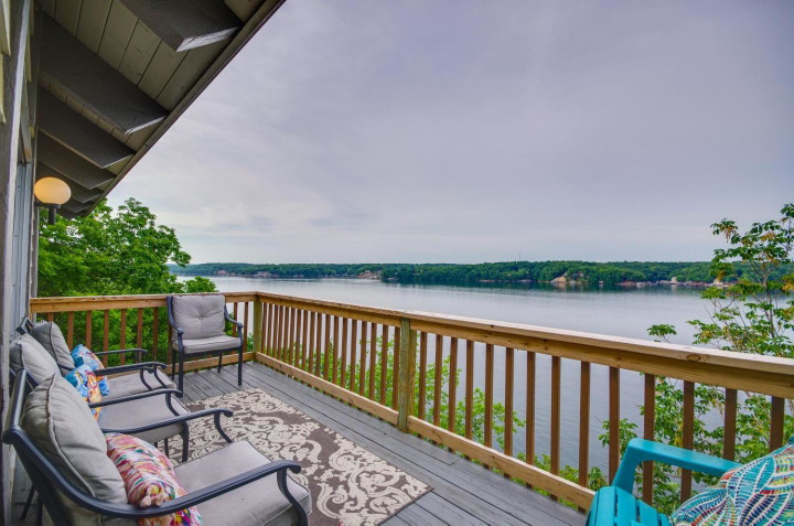 Resort Pools, Lake Views! Multi-level Ozarks Home - 미국
