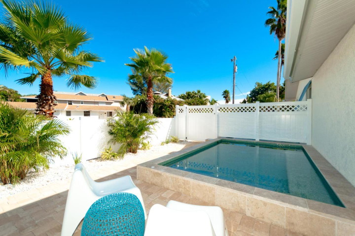 Anna Cabana A: North End Pool Home, Short Walk To Beach By Anna Maria Life Vacation Rentals - Anna Maria, FL
