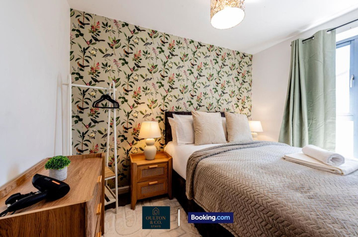 Spacious 5-bed House With A Hot Tub Sleeps 10 - Bury