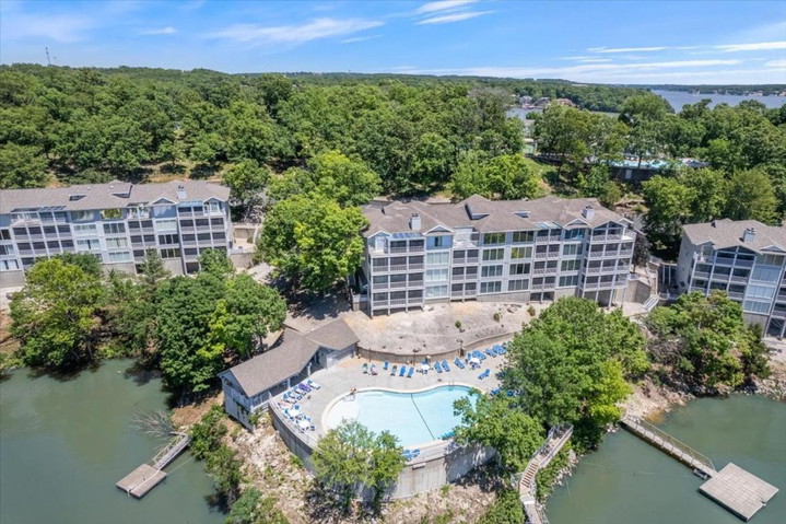 Top Floor Lake Views, Loft Space & Private Deck Retreat At The 12mm - United States