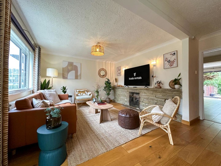 Willow Stream House - Spacious City Centre Riverside Home - Free 2 Car Parking - Canterbury