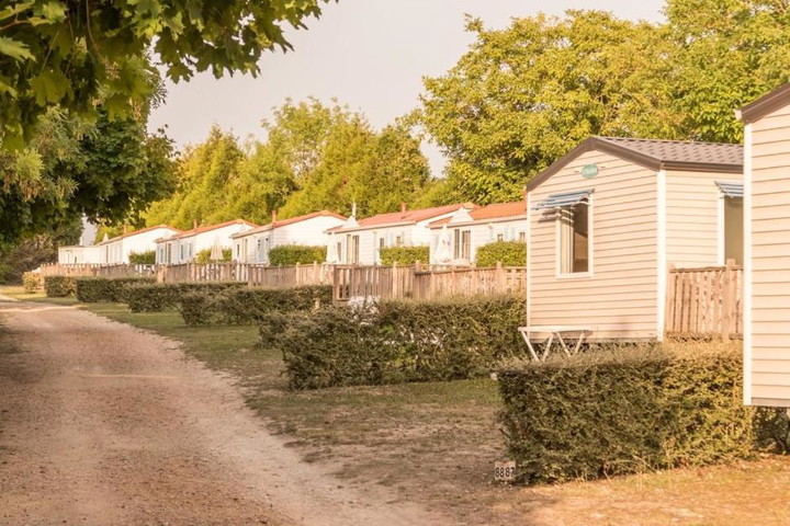 Camping Le Petit Trianon De Saint Ustre - France