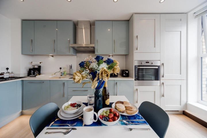 Step Free 2 Bed 2 Bath Oasis Flat Close To David Lloyd Gym With Fully Equipped Kitchen& Parking In Dartford Mins From Station And 45 Mins Into Central London - Dartford