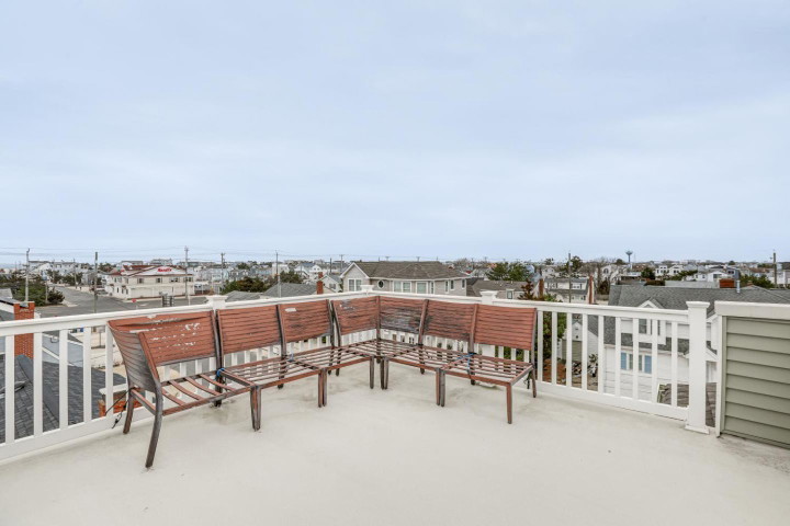Long Beach Island Townhome W/ Rooftop Deck & Grill - Beach Haven, NJ