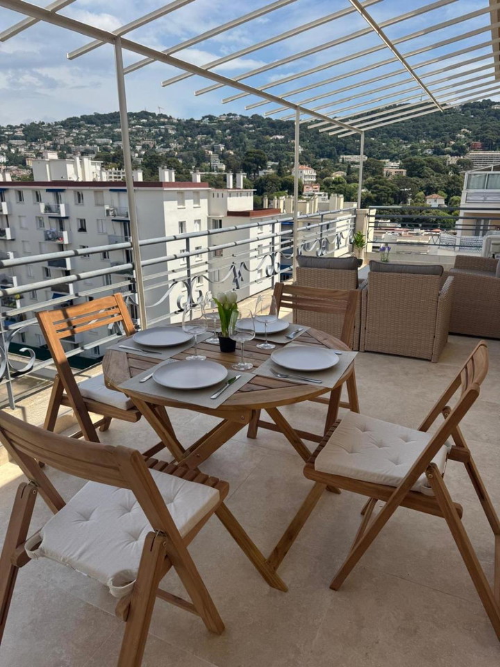 Charmant T2 Rénové Avec Grande Terrasse - Le Cannet