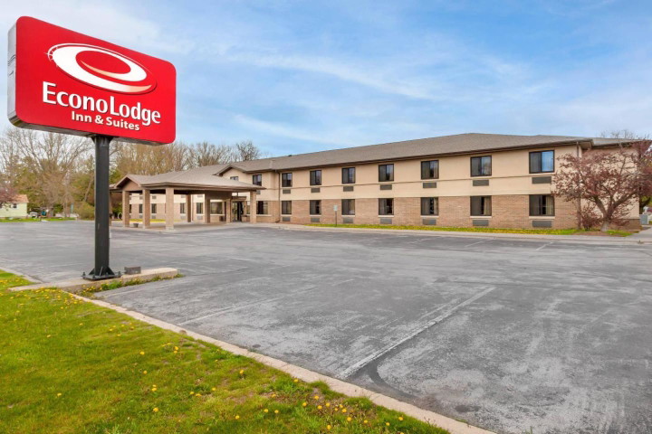 Econo Lodge Inn & Suites Oconto - Door County, WI