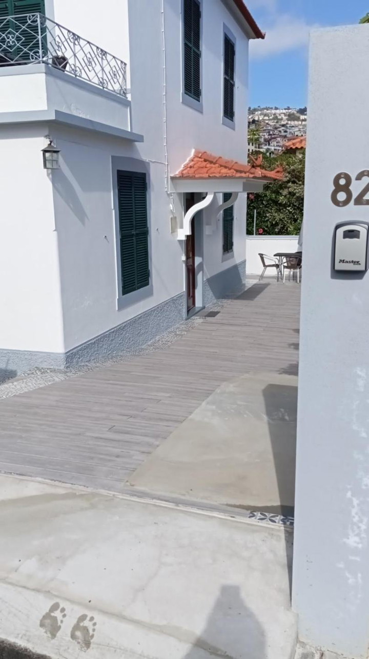Bus Stop House 82 - Funchal