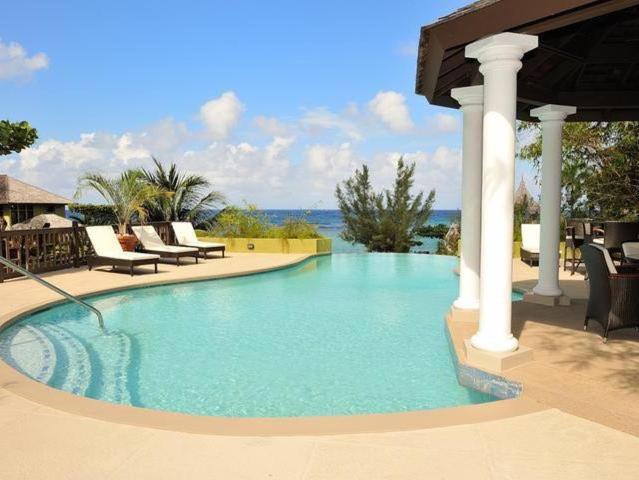 Alexanders Penthouse On The Beach - Jamaica