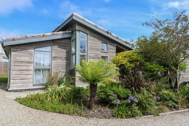Una, Lodge 70 - Penzance