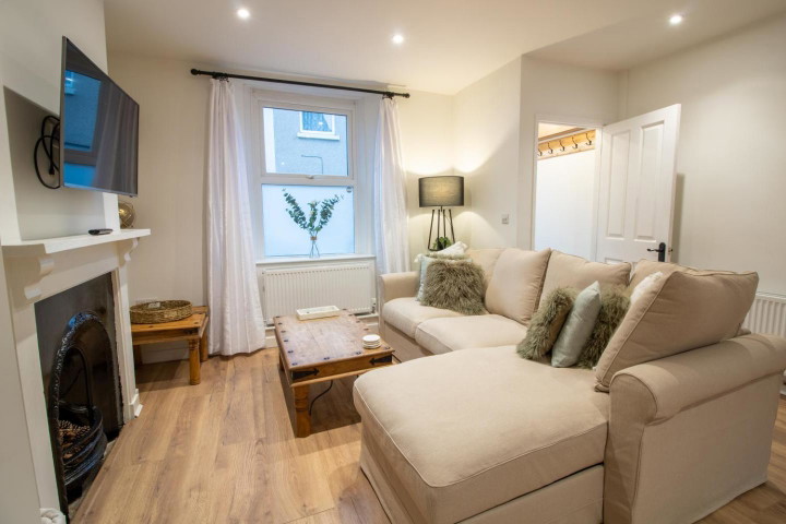 Stylish And Modern Town Centre End-of Terrace Home - Totnes