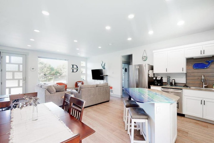 Dog-friendly Home With Wifi Private Washer&dryer Balcony And Two Living Rooms - Bandon, OR